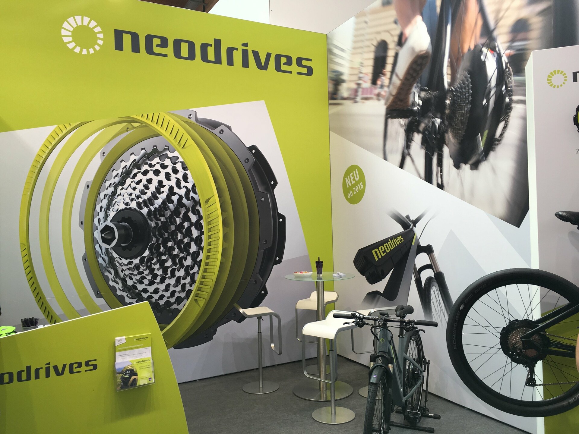 The Apic - Neodrives visuals