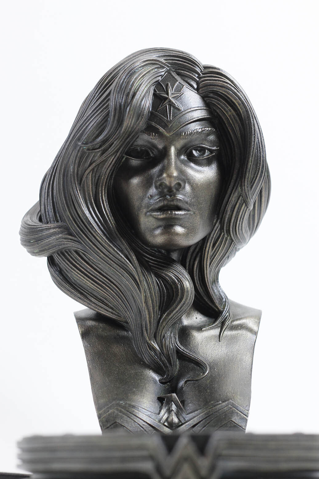 ArtStation - Wonder Woman Bust Phone Charger