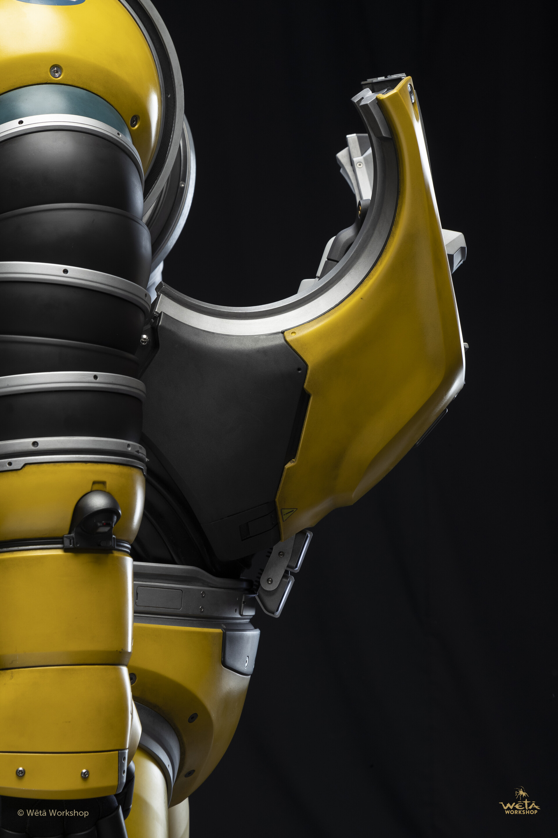 ArtStation - WANDERING EARTH 2 - DIVE SUIT (2023)