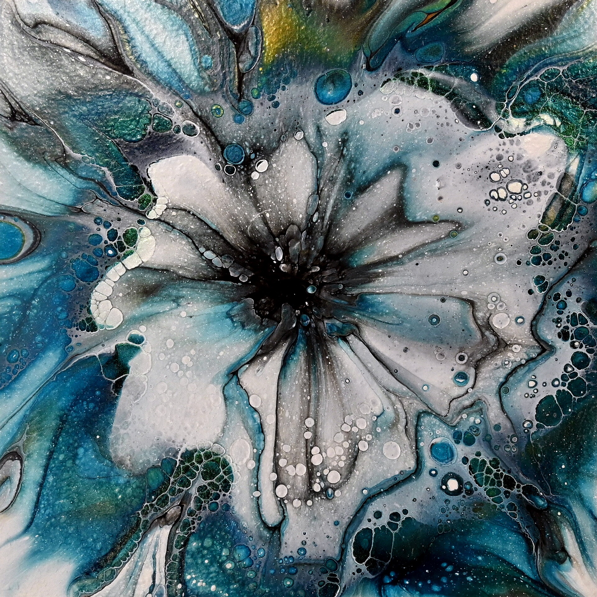 Fiona Art - 🌸 This Acrylic Pouring Technique Creates Stunning Flowers ...