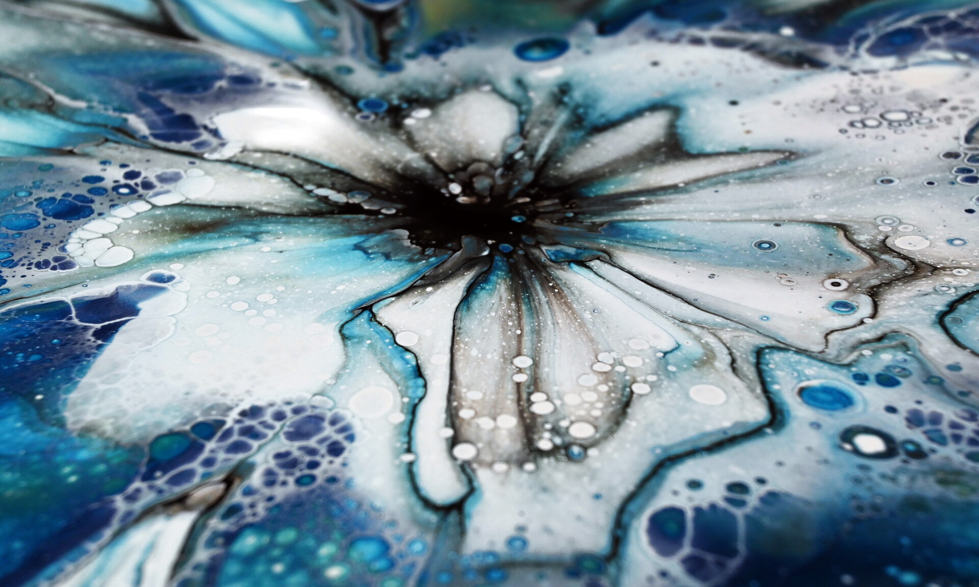 Fiona Art - 🌸 This Acrylic Pouring Technique Creates Stunning Flowers ...